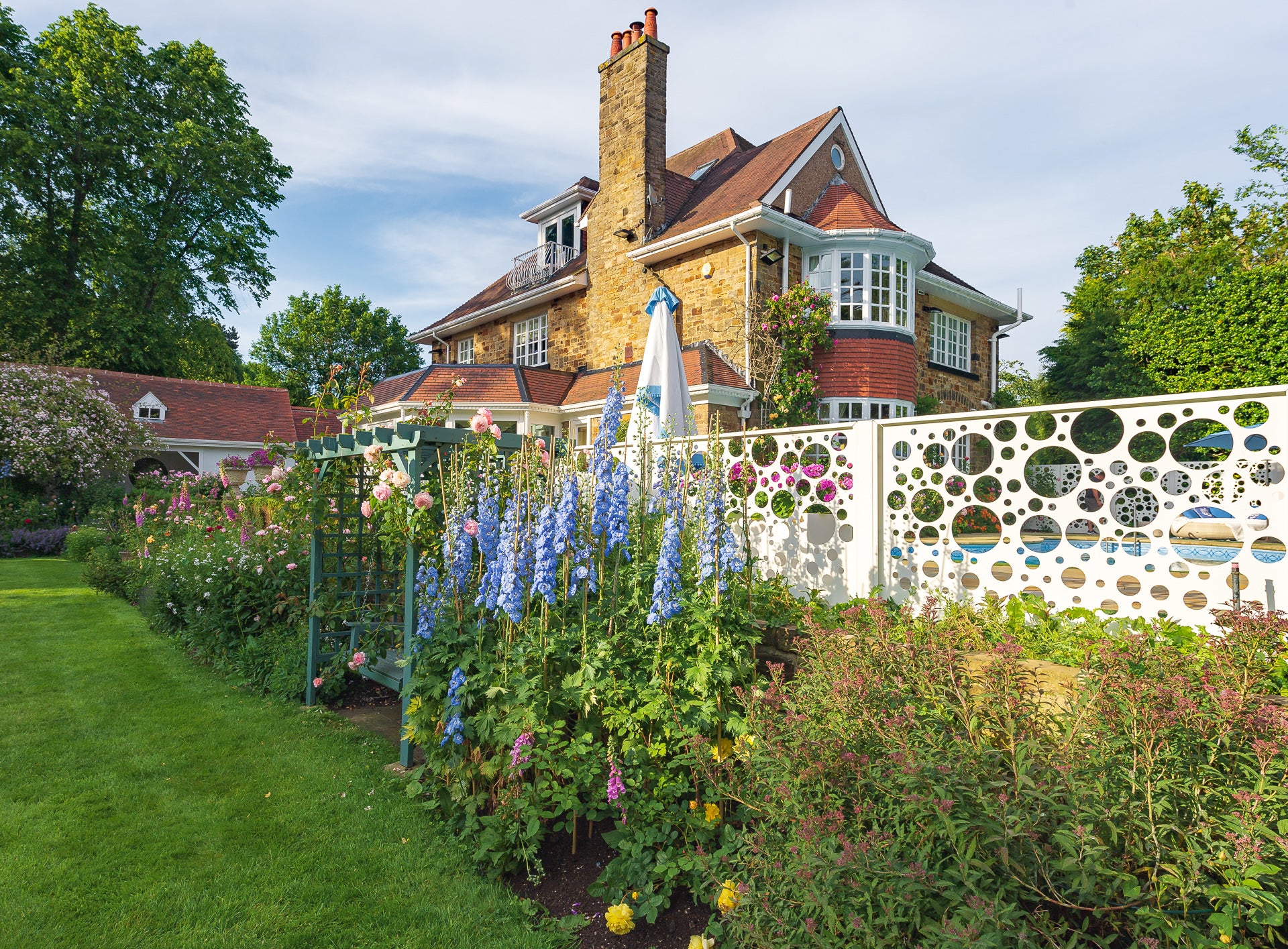 5 Effective Ways to Screen Your Garden from Neighbours – Metal Garden ...